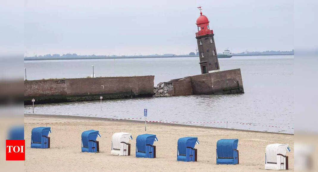 Bremen: Leaning lighthouse tower of Bremen could collapse into sea ...