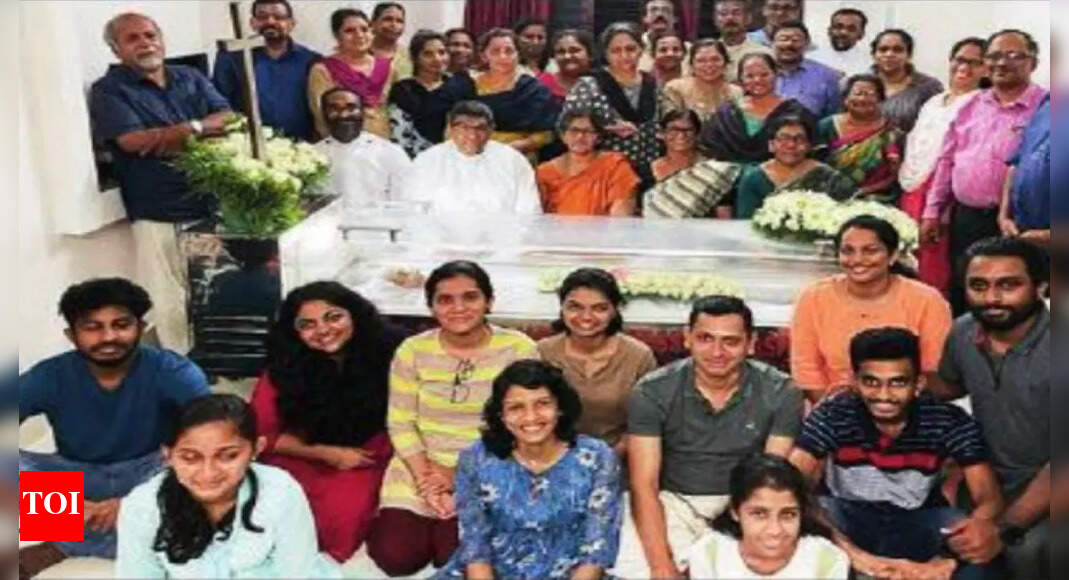 Jury is still out on this gathering at a funeral in Kerala | Kochi News ...
