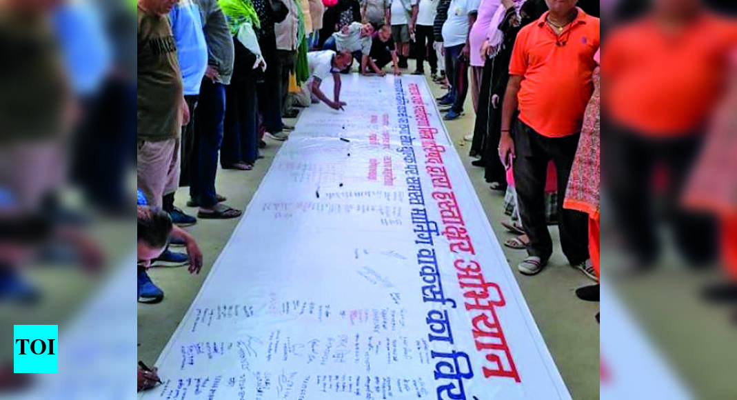 Nana Rao: Morning Walkers At Nana Rao Park Stage Protest | Kanpur News ...