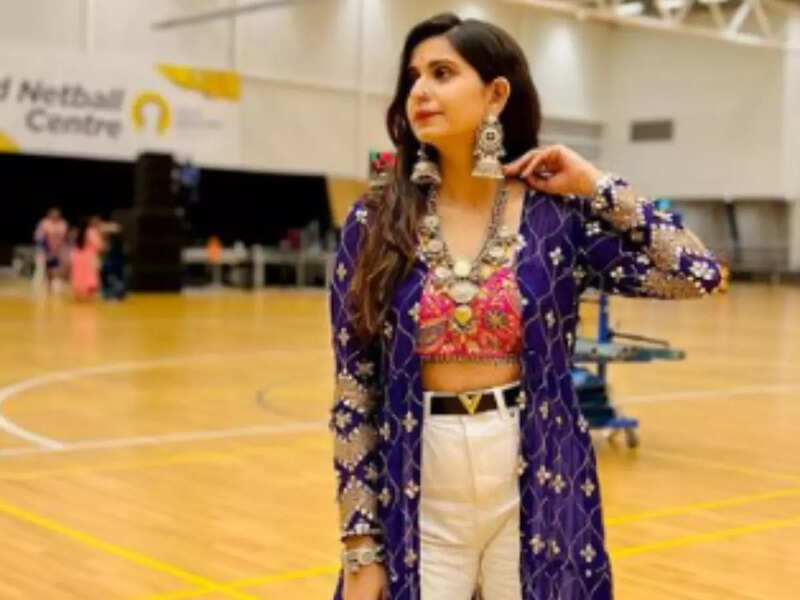 Kinjal Dave looks ecstatic at the live pre-Navratri show in Perth | Gujarati Movie News - Times ...