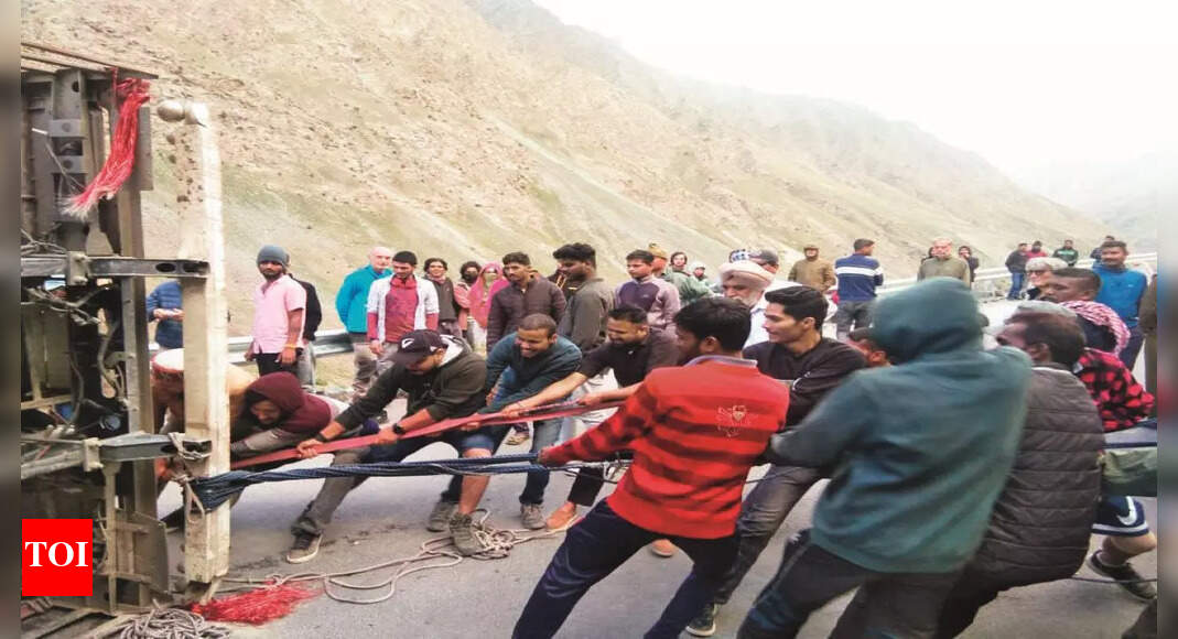 Manali: Truck Mishap Blocks Manali-leh Nh | Shimla News - Times of India