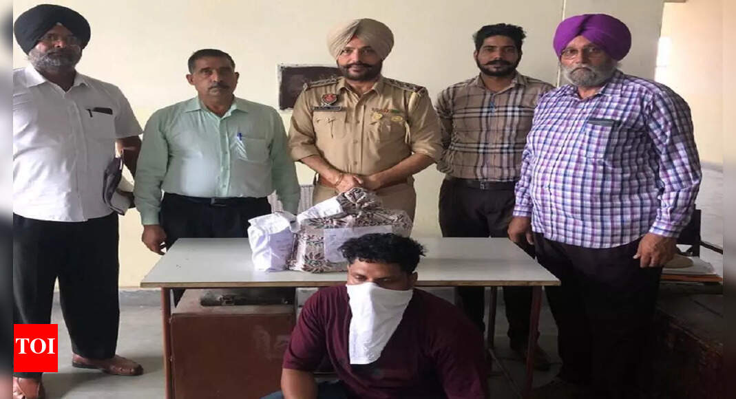 Amritsar: Notorious drug peddler held with heroin and drug money ... Amritsar: Notorious drug peddler held with heroin and drug money ...