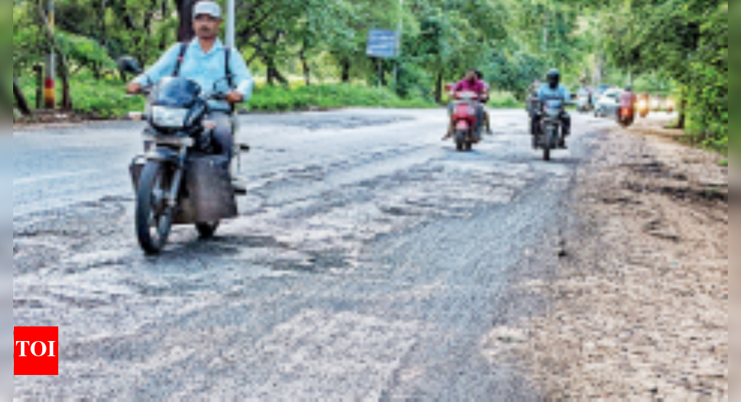 Pune: Defunct streetlights, poor roads make daily commute dangerous ...