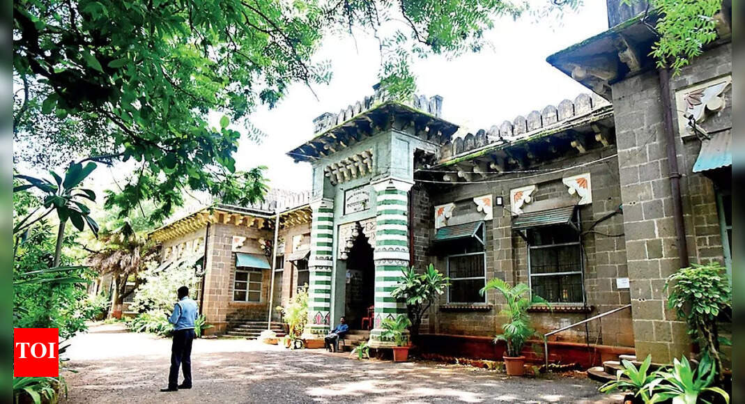 Bori: Pune: At BORI, old manuscripts & books kept safe from crumbling ...