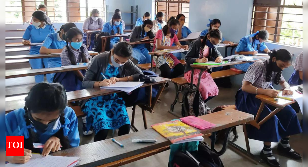 Aided schools in Maharashtra ordered to put up pictures of teachers in classroom | Mumbai News ...