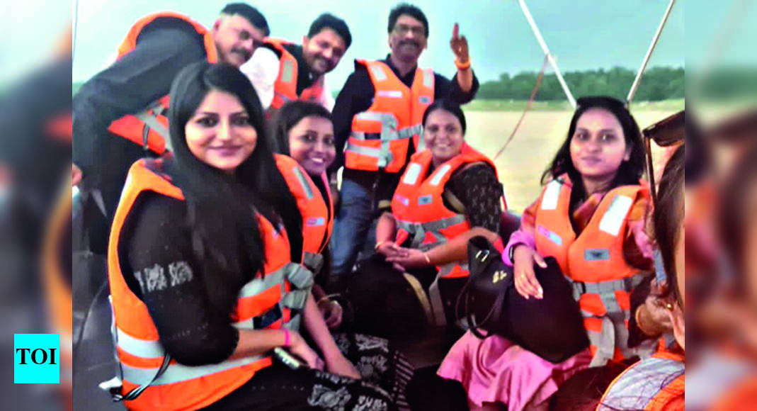 As Guv Stays Mum, Cm Takes His Mlas On Picnic | Ranchi News - Times of ...