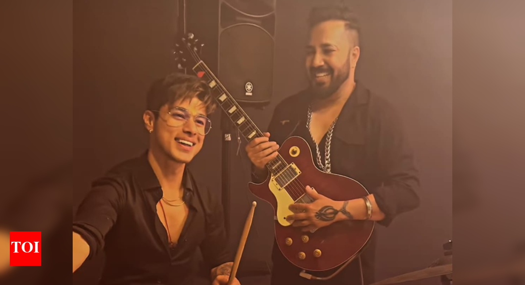 Watch: Pratik Sehjpal enjoys a fan moment with singer Mika Singh; calls ...