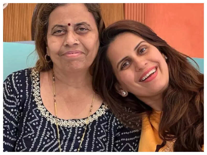 Sonali Khare wishes her mother Kalpita Khare on her birthday with an adorable post | Marathi ...