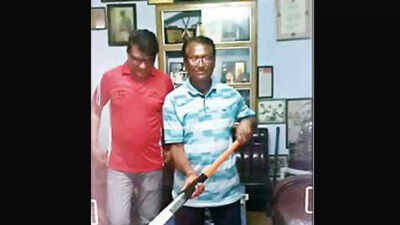 Hockey stick of Dhyan Chand reaches son in UP's Jhansi | Meerut News ...