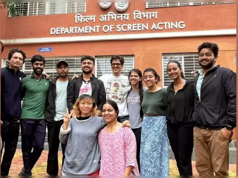 Aspiring actors from FTII cheer for 'Darlings' actor Vijay Varma as he ... Aspiring actors from FTII cheer for 'Darlings' actor Vijay Varma as he ...