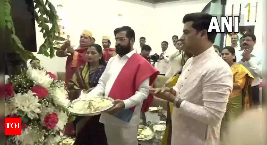 Maharashtra CM Eknath Shinde, Devendra Fadnavis, other leaders welcome Lord Ganesh at their ...