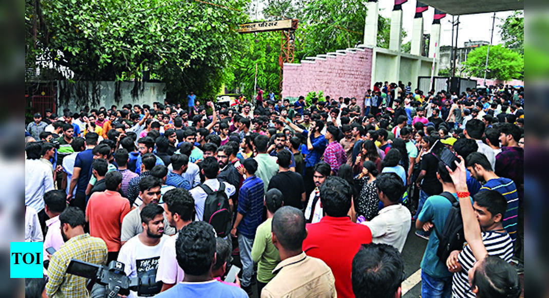 Manit Students Protest 75 Attendance Rule Seek Relaxation To Appear manit-students-protest-75-attendance-rule-seek-relaxation-to-appear
