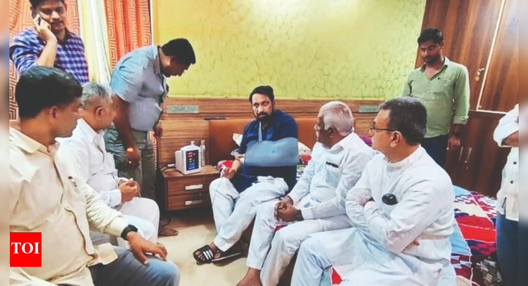 Laxman Savadi: Car Accident: Mlc Savadi Escapes With Injuries ...