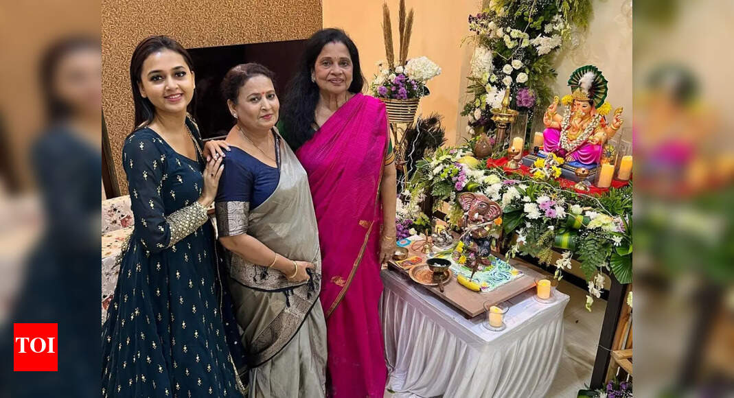 Tejasswi Prakash offers prayers with her and Karan Kundrra's mom on ...