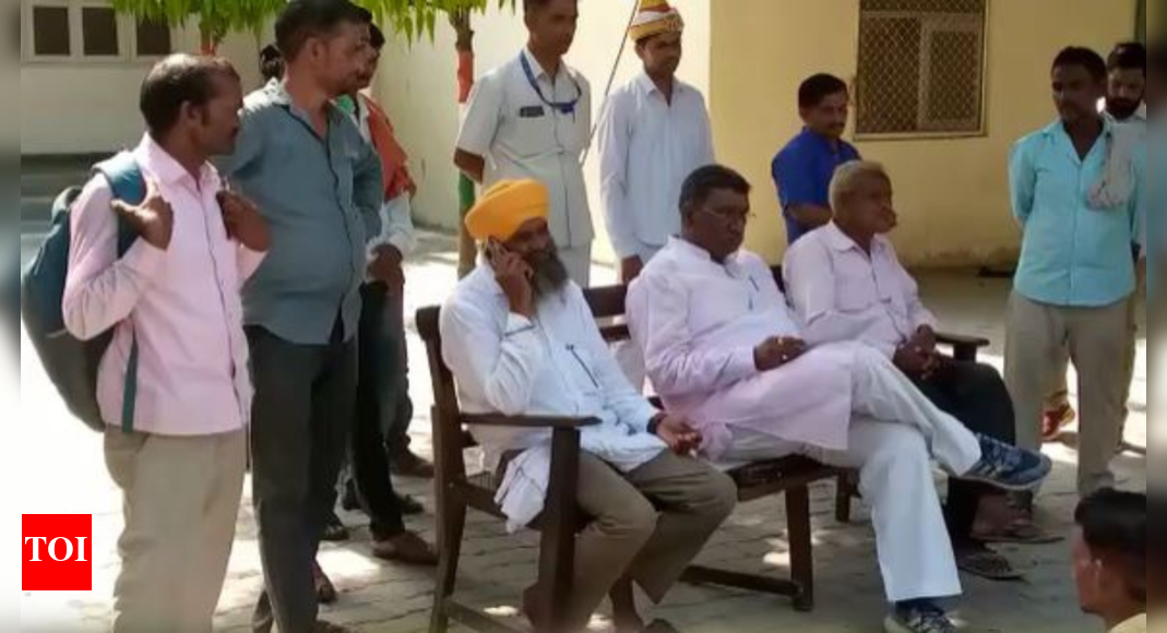 UP minister Suresh Rahi stages protest outside Sitapur DM office over ...