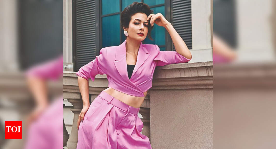 Tolly divas turn heads in gorgeous shades of pink ahead of Pujo ...