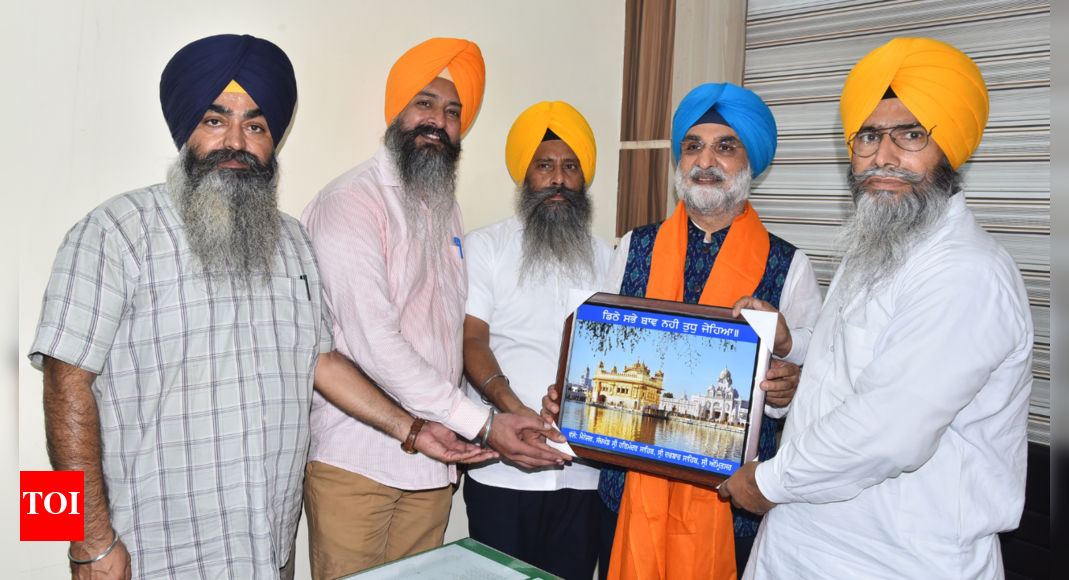Indian ambassador to US Taranjit Singh Sandhu visits Golden Temple ...