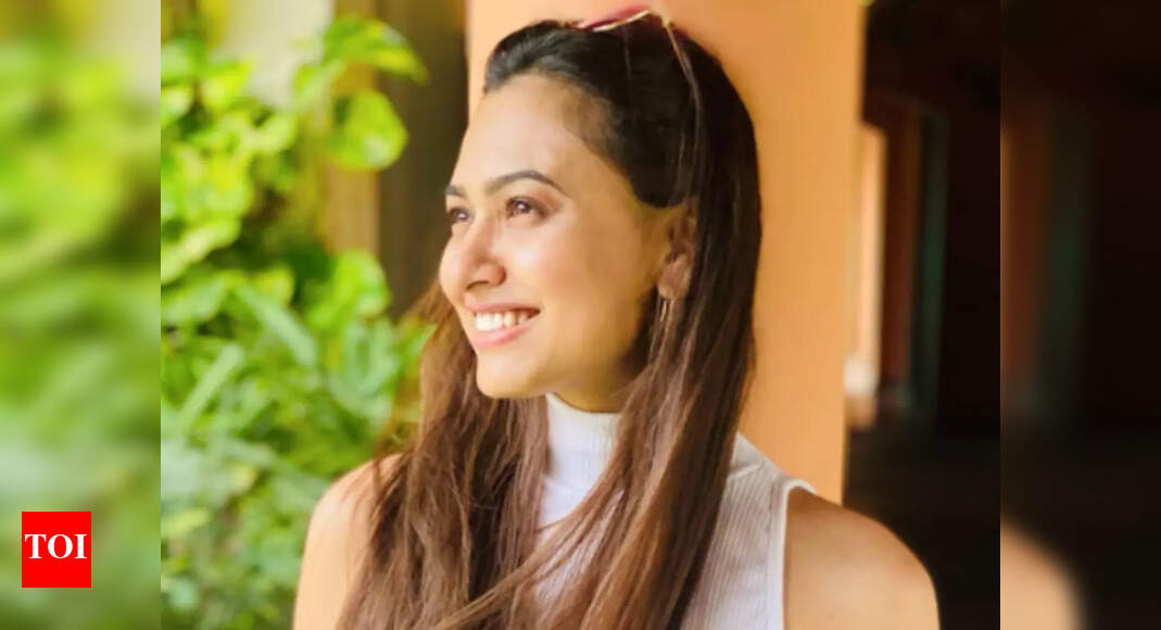 Alisha Prajapati's adorable picture wins hearts! | Gujarati Movie News ...