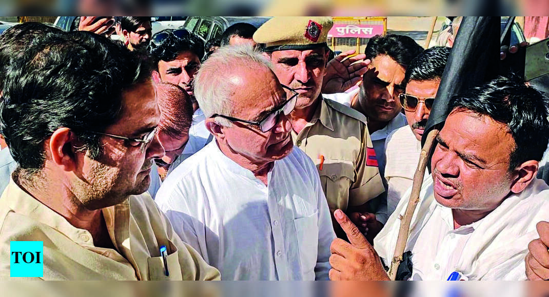 Adampur: Black Flags Greet Mp Brijendra In Adampur | Chandigarh News ...