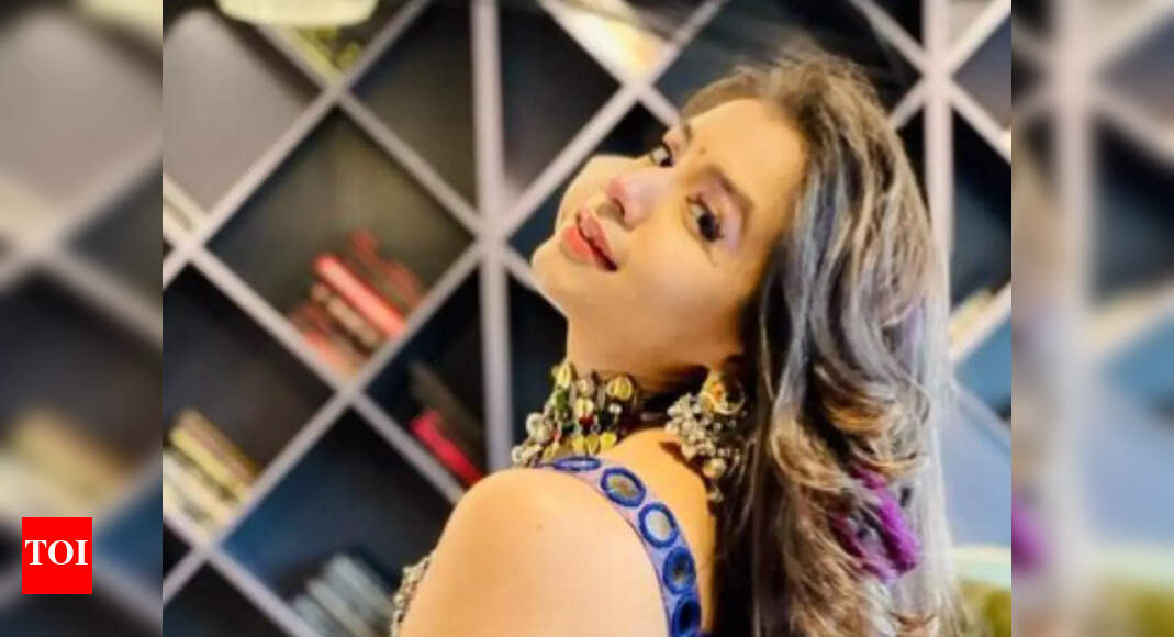 Aishwarya Majmudar looks ecstatic in her mirror-work Garba attire, see ...