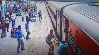 Uttar Pradesh: RPF constable saves passenger from falling off train in ...
