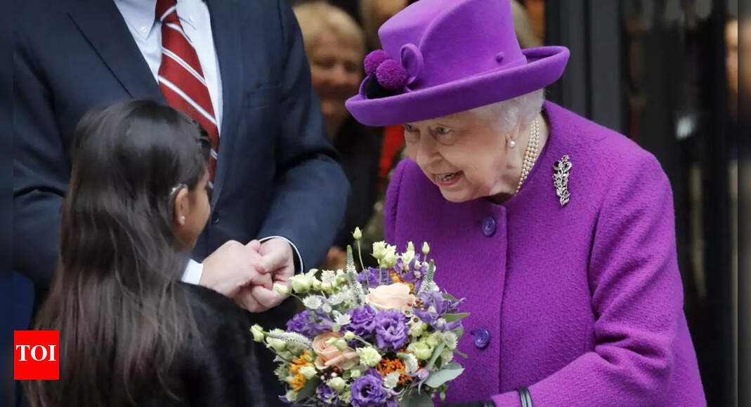 Elizabeth: When the UK queen pops in for tea: Elizabeth's public ...