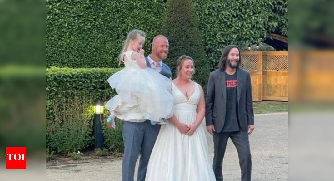 Keanu Reeves surprised a couple on their wedding day - Times of India