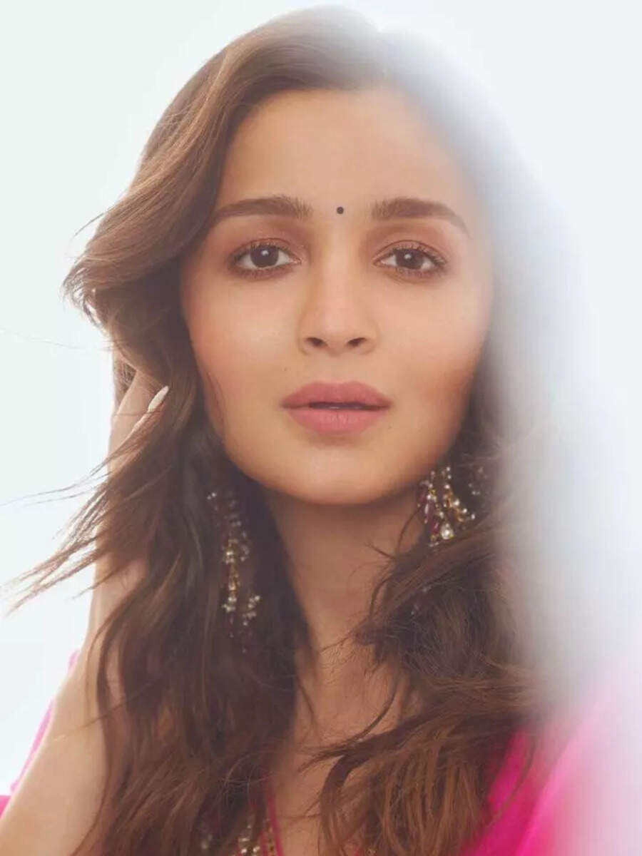 Tips to recreate Alia Bhatt's dewy makeup | Zoom TV