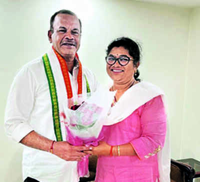 Sravanthi Seeks Support From Venkat Reddy | Hyderabad News - Times of India