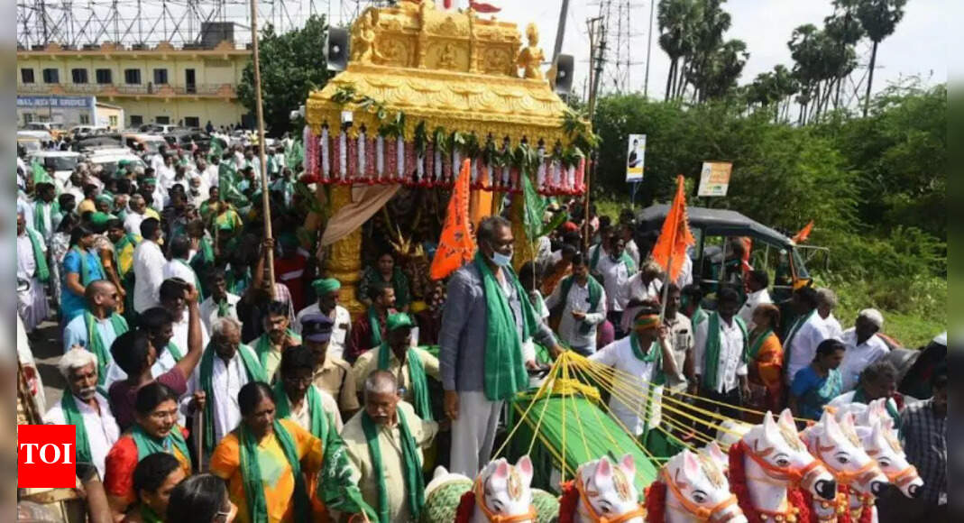 Amaravati farmers kick-starts maha padayatra to Arasavalli temple | Amaravati News - Times of India