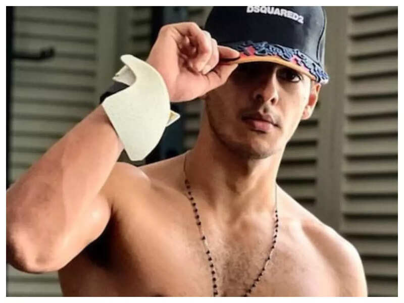 Ishaan Khatter flaunting his chiseled abs in a shirtless photo will make your jaw drop | Hindi ...
