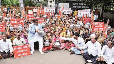 Satpur Residents Stir Near Nmc Hq For Water | Nashik News - Times of India