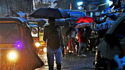 Heavy rain lashes Mumbai; IMD issues yellow alert | Mumbai News - Times of India