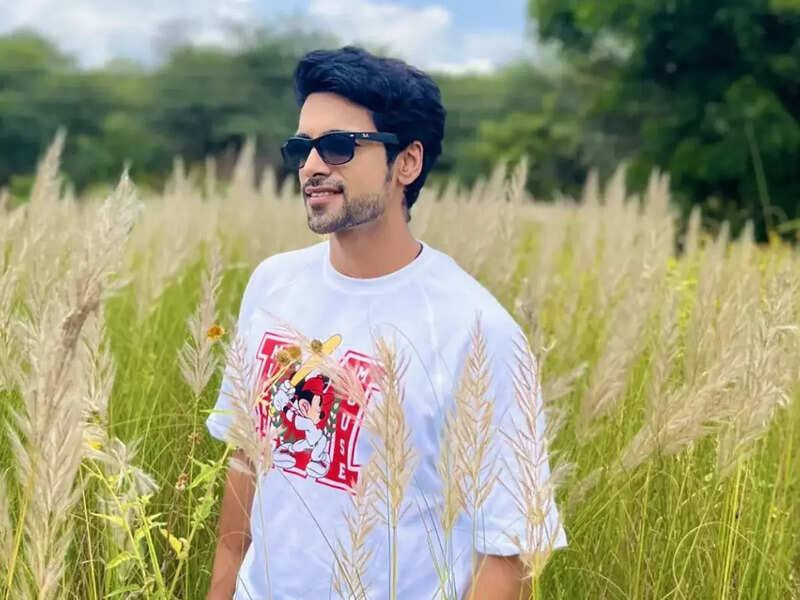 Actor Aakash Ahuja celebrates his birthday with the entire cast and ...