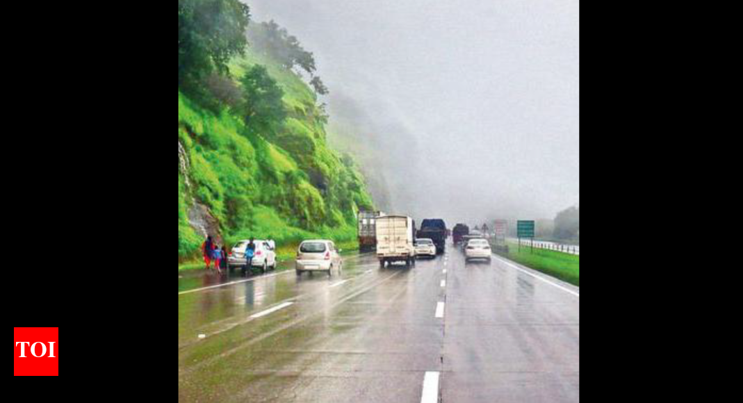 On Pune-Mumbai Expressway, speeding & lane cutting galore | Pune News ...