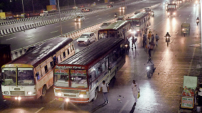 Ghaziabad: Bus stops in the middle of NH9 | Ghaziabad News - Times of India