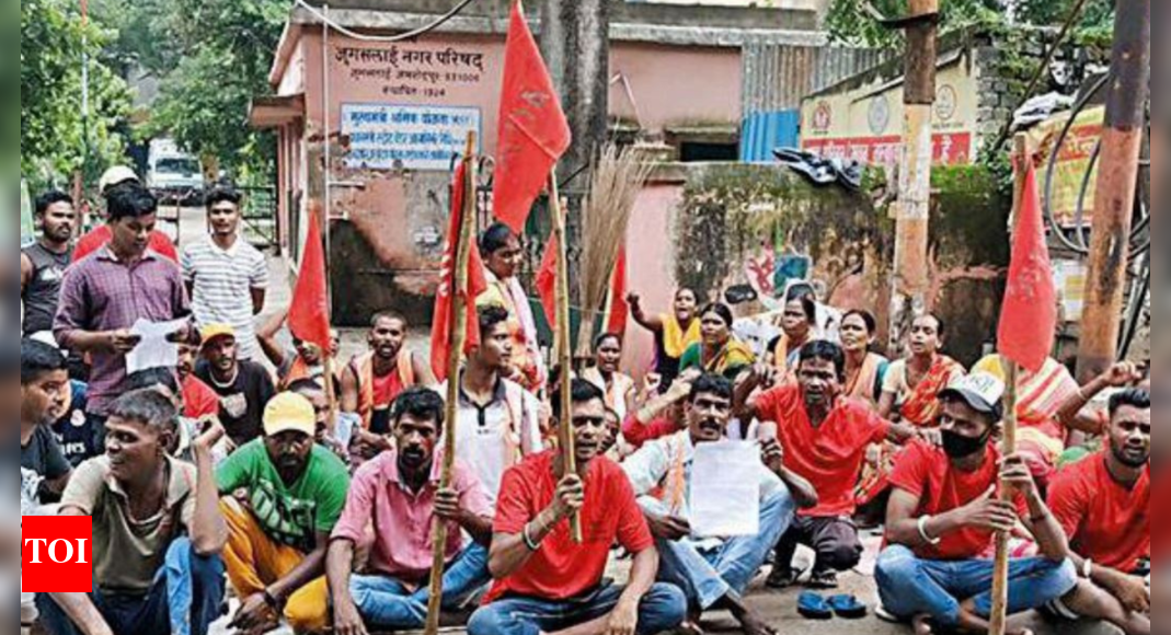 Jamshedpur Sanitation Workers Launch Indefinite Strike For Minimum ...