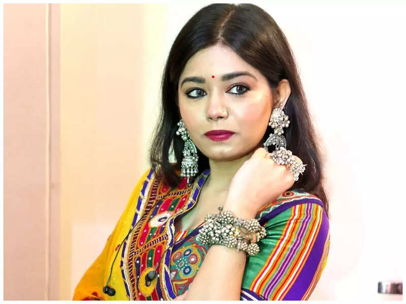 Rutvi Pandya to release non-stop Garba 'Rutvi Ni Ramzat' | Gujarati ...