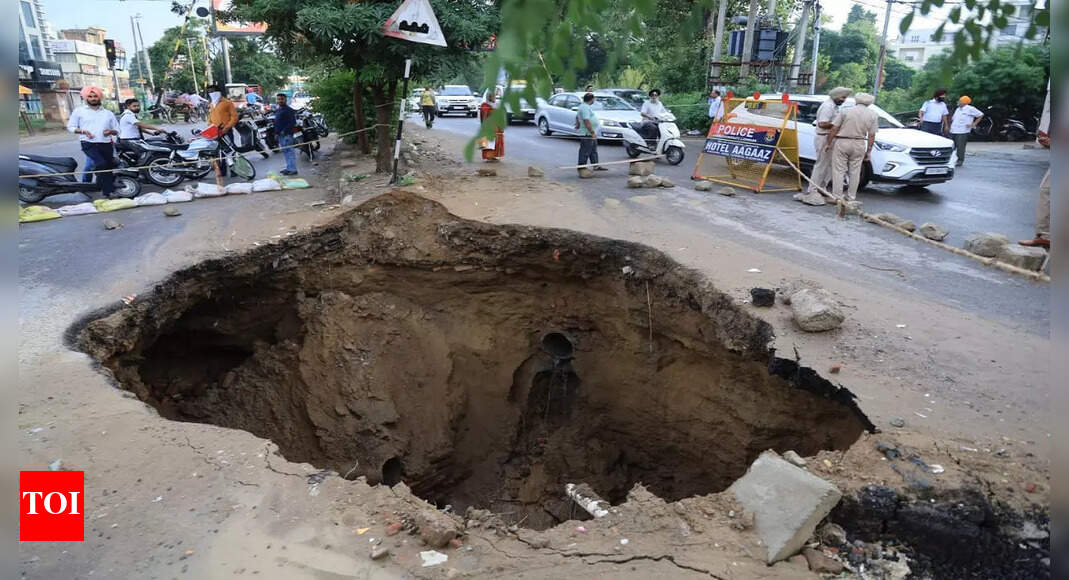 Major portion of road caves in in Ludhiana | Ludhiana News - Times of India