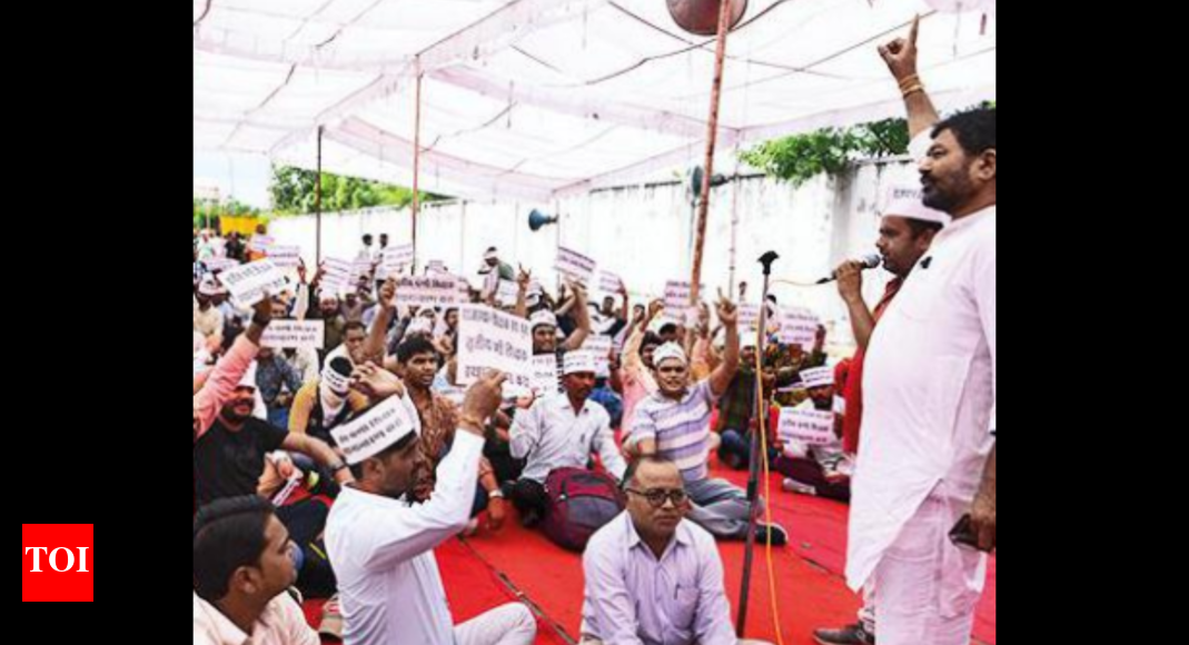 Grade-III teachers protest in Jaipur over pending transfers | Jaipur ...