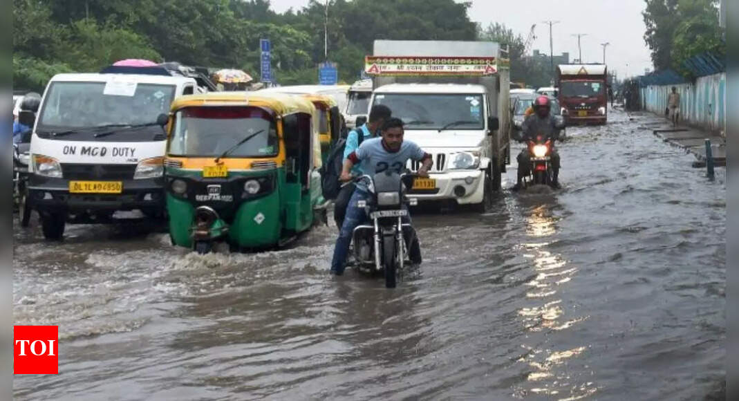 Delhi: Waterlogging leads to traffic jams at key stretches | Delhi News ...