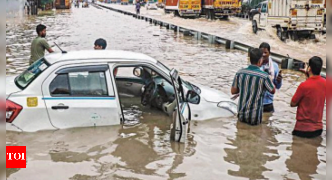 Gurugram: Gurugram: This part of Delhi-Jaipur highway is flooded for ...