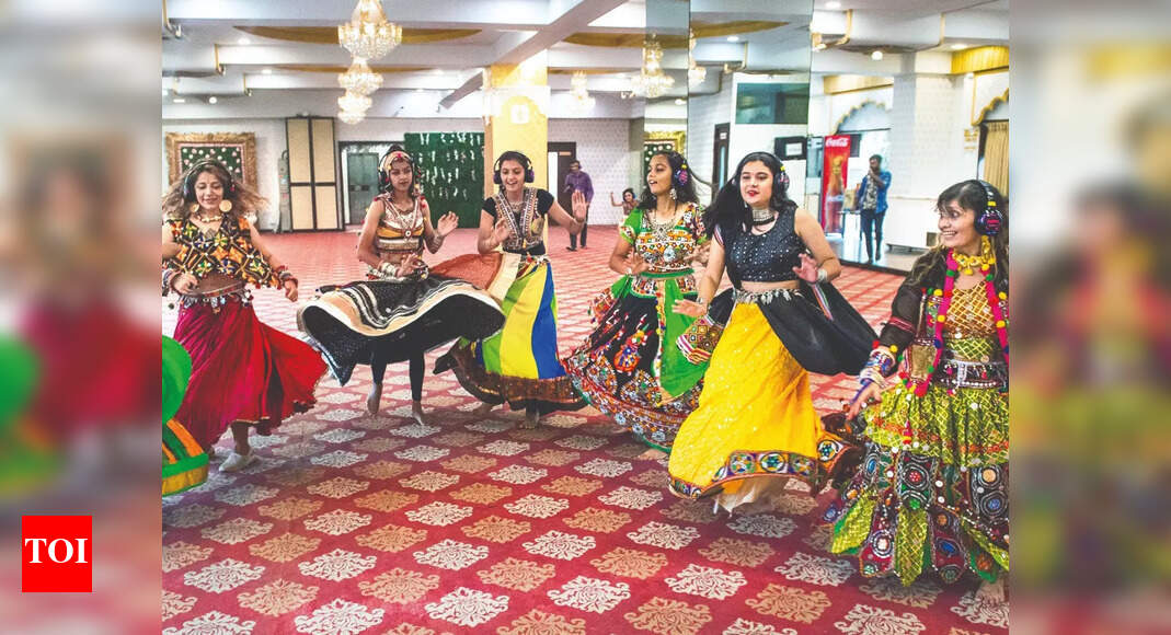 Navratri: Mumbaikars are all set to groove this Navratri | Mumbai News ...