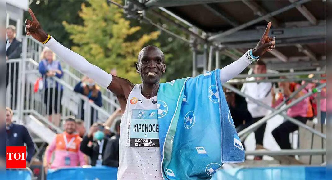 Eliud Kipchoge shatters marathon world record in Berlin | More sports ...