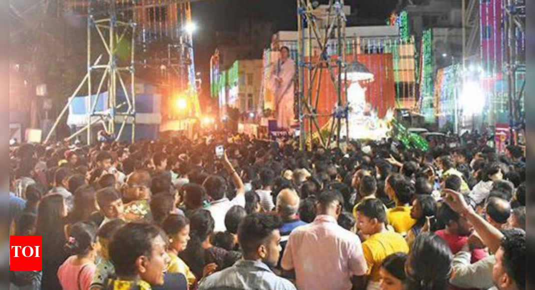 Kolkata: Crowd from Mahalaya keeps cops and organizers busy | Kolkata ...