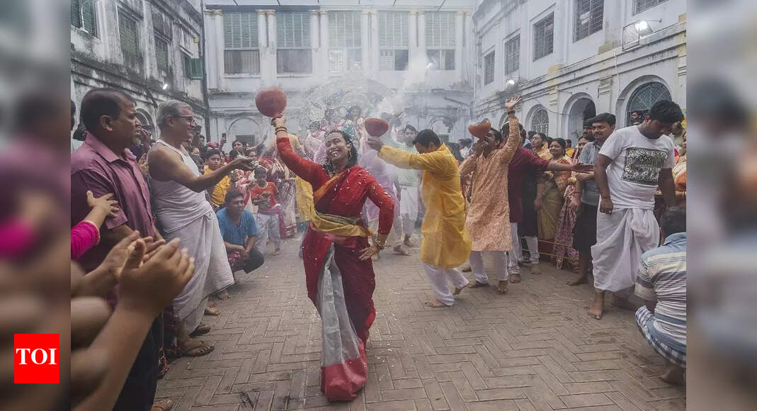 It's liberating, say women who love the dhunuchi naach - Times of India