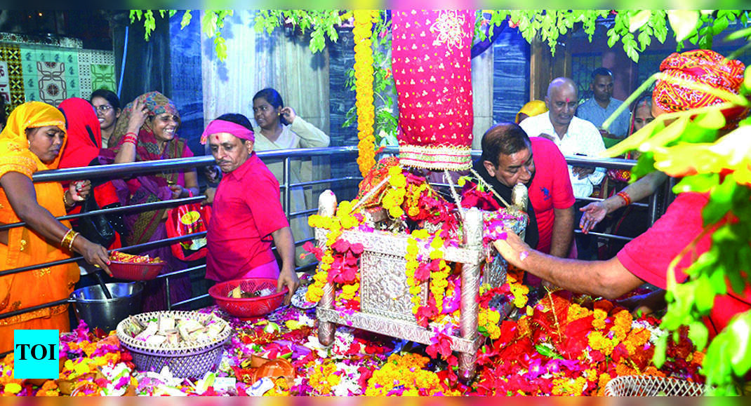 Shardiya Navaratra: Huge Rush Of Devotees At Temples On First Day Of ...