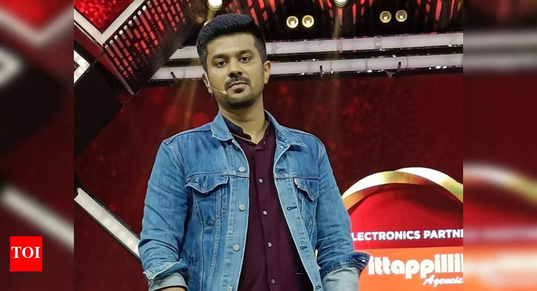 Dance Kerala Dance host Arun congratulates the RJ for keeping his ...