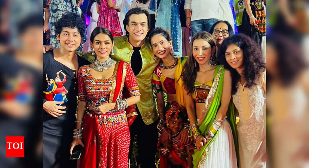 Aneri Vajani celebrates first day of Navratri at Falguni Pathak's garba ...