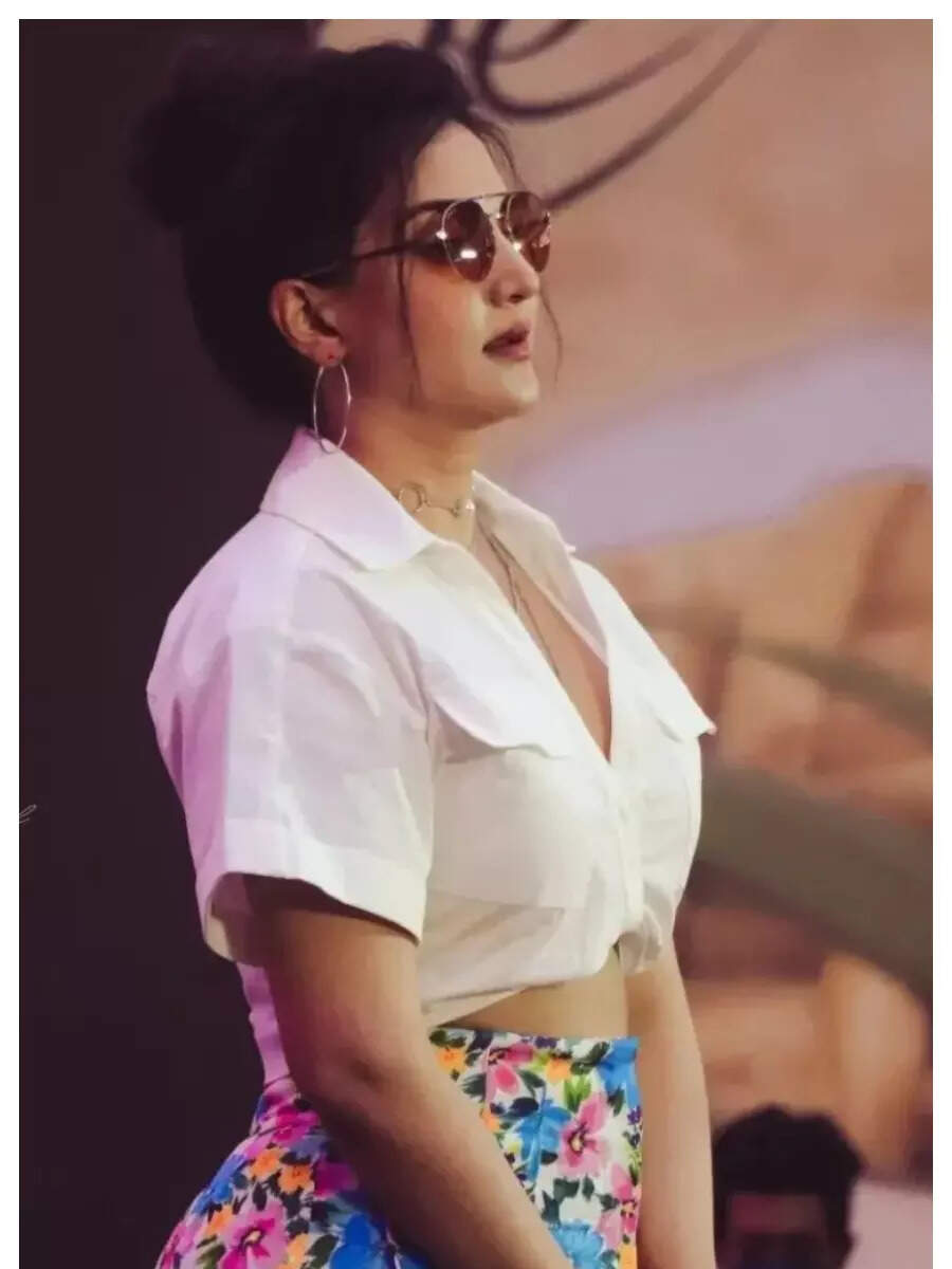 Honey Rose looks sizzling in these pics | Times of India